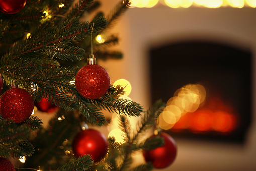 Pohon Natal Yang Indah Dihiasi Dengan Lampu Meriah Dan Pernakpernik Di