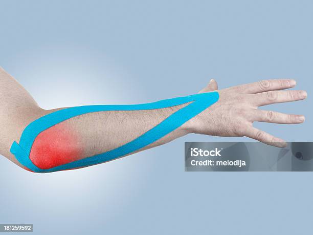 Kinesio 텍스 테이프 치료 치료 엘보 건강관리와 의술에 대한 스톡 사진 및 기타 이미지 건강관리와 의술 건강한 생활