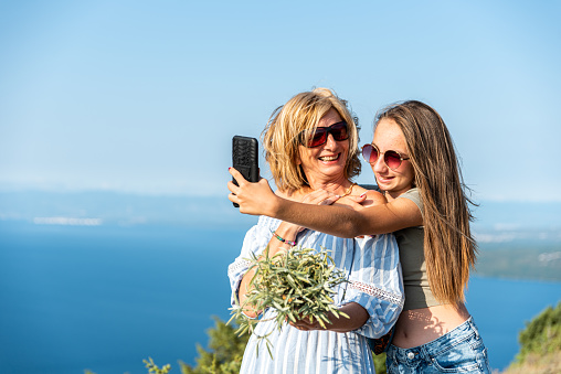 Photo Libre De Droit De Mère Et Fille Profitent De La Belle Nature De