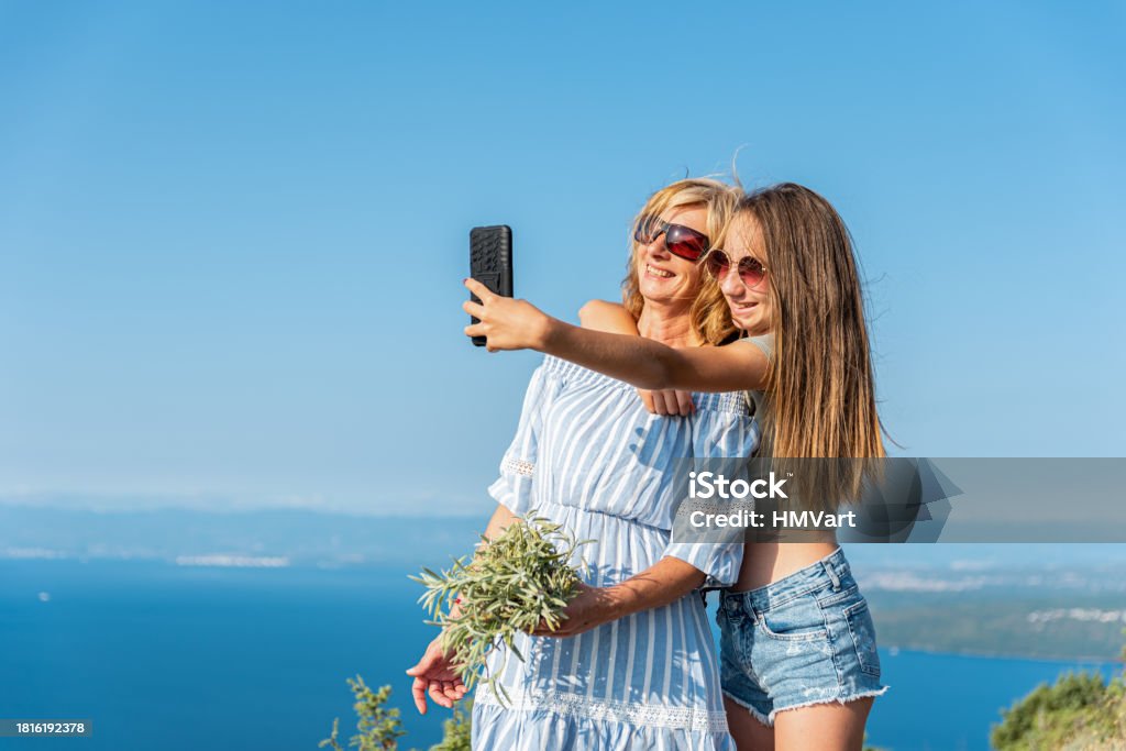 Photo Libre De Droit De Mère Et Fille Profitent De La Belle Nature De