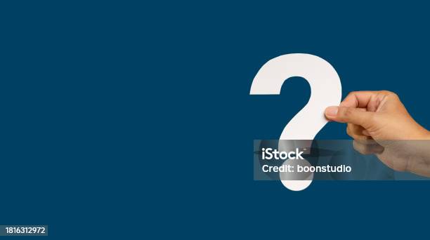 Photo Libre De Droit De Main Tenant Un Symbole De Point Dinterrogation