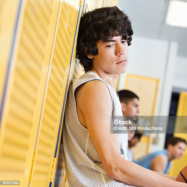 Tim Basket Kecewa Di Ruang Ganti Sma Foto Stok Unduh Gambar Sekarang Remaja Laki Laki Laki