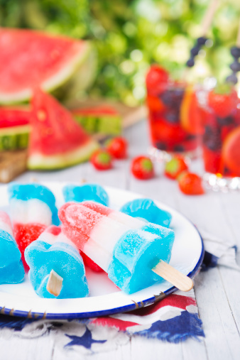 Red화이트 및 블루 Popsicles 있는 야외 테이블에서 여름 음료가 7월 4일에 대한 스톡 사진 및 기타 이미지 7월