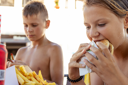 Kakak Dan Adik Berpenampilan Cantik Makan Burger Dan Kentang Goreng Di ... Kakak Dan Adik Berpenampilan Cantik Makan Burger Dan Kentang Goreng Di ...