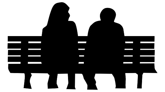 Silhouettes Dun Homme Et Dune Femme Assis Sur Un Banc Isolé Sur Fond