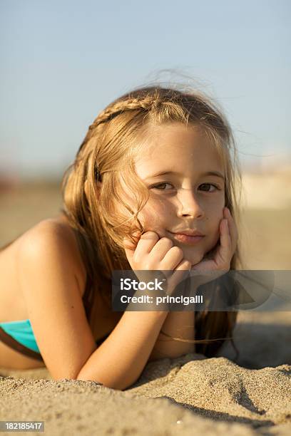 Girl At The Beach Stok Fotoğraflar And Altın Tanımlı Renk‘nin Daha Fazla Resimleri Altın