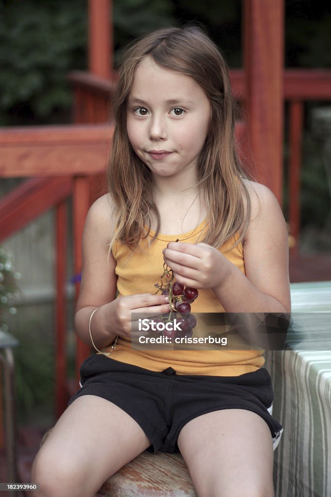 สาวน้อยกินองุ่น ภาพสต็อก ดาวน์โหลดรูปภาพตอนนี้ จับไว้ การสัมผัส