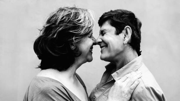 790 Mature Lesbian Kiss Fotografías De Stock Fotos E Imágenes Libres