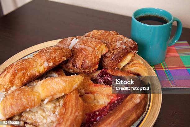 Sepiring Kue Kering Di Atas Meja Yang Diatur Dengan Kopi Foto Stok