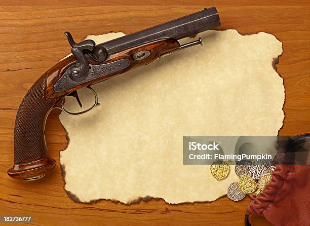 Flintlock 권총 및 빈 종이 현상수배 포스터 복사 공간이 있습니다 18세기 스타일에 대한 스톡 사진 및 기타 이미지