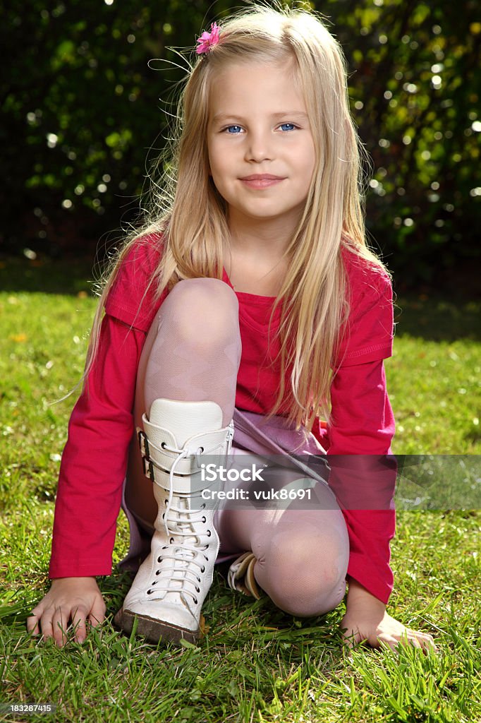 Hermosa Niña Foto De Stock Y Más Banco De Imágenes De Agacharse