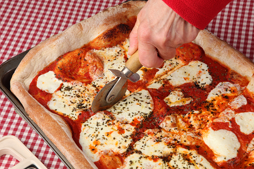 Pizza Pan Buatan Sendiri Dipotong Dengan Tangan Dengan Pemotong Pizza ... Pizza Pan Buatan Sendiri Dipotong Dengan Tangan Dengan Pemotong Pizza ...