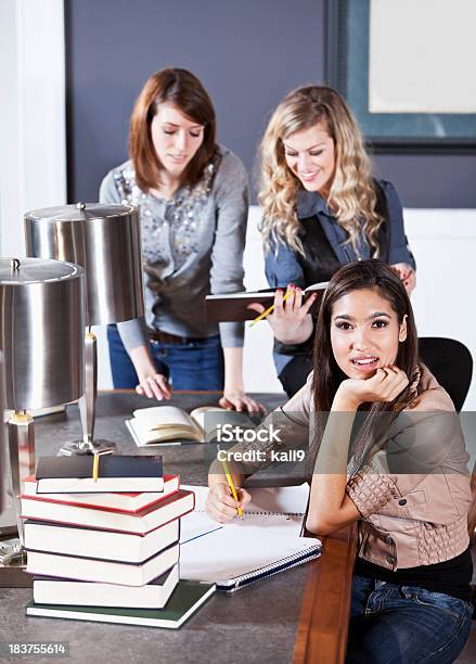 Siswa Perempuan Belajar Foto Stok Unduh Gambar Sekarang 14 15 Tahun