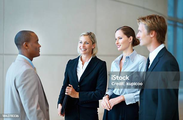Male 및 Female Executives 사무실 단체에 대한 스톡 사진 및 기타 이미지 단체 말하기 사업가 Istock