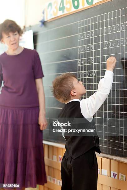 Blackboard 남자아이 적어 6 7 살에 대한 스톡 사진 및 기타 이미지 6 7 살 개념 고등학교 이하 Istock