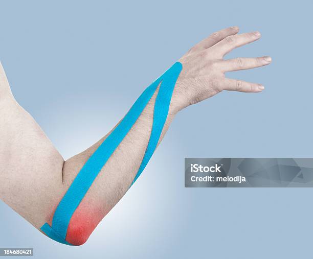 Kinesio 텍스 테이프 치료 치료 엘보 건강관리와 의술에 대한 스톡 사진 및 기타 이미지 건강관리와 의술 건강한 생활