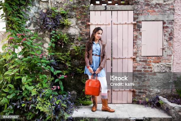 Gadis Remaja Berdiri Di Luar Bangunan Pedesaan Foto Stok - Unduh Gambar ... Gadis Remaja Berdiri Di Luar Bangunan Pedesaan Foto Stok - Unduh Gambar ...