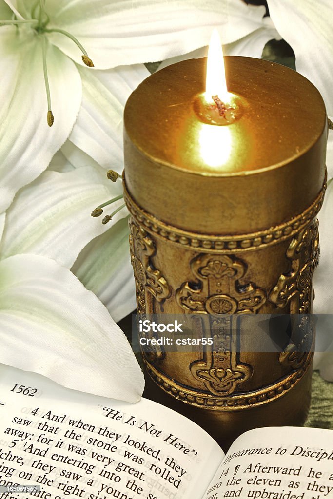 Kitab Suci Alkitab Paskah Dengan Lilin Salib Dan Lili Foto Stok Unduh