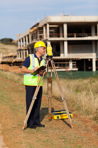 Surveyor Tanah Paruh Baya Yang Bekerja Di Lokasi Konstruksi Foto Stok ... Surveyor Tanah Paruh Baya Yang Bekerja Di Lokasi Konstruksi Foto Stok ...
