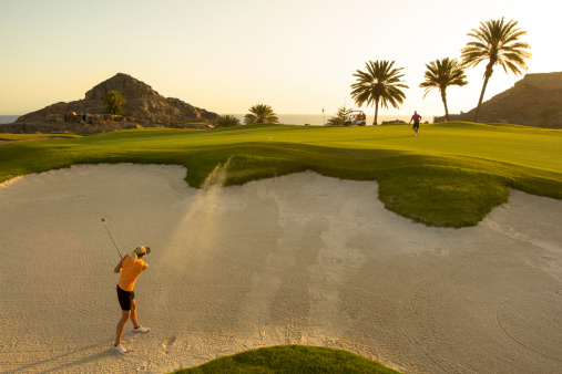 Wanita Memukul Bola Golf Keluar Dari Perangkap Pasir Foto Stok - Unduh ... Wanita Memukul Bola Golf Keluar Dari Perangkap Pasir Foto Stok - Unduh ...