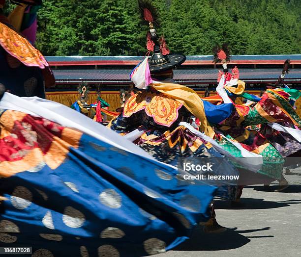 Costumed 댄스팀 전통적인 부탄에 패스티발 Performing Arts Event에 대한 스톡 사진 및 기타 이미지