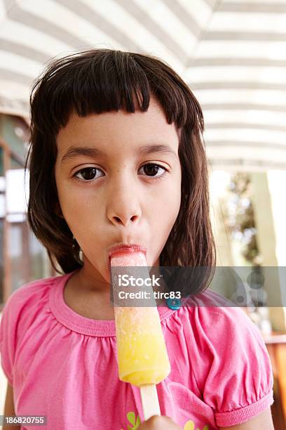 Carino Sei Anni Vecchio Ragazza Africana Succhiare Popsicle Fotografie Stock E Altre Immagini