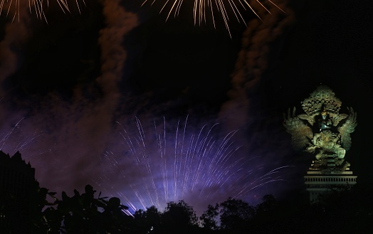 Pesta Kembang Api Di Taman Budaya Garuda Wisnu Kencana Bali Foto Stok ... Pesta Kembang Api Di Taman Budaya Garuda Wisnu Kencana Bali Foto Stok ...