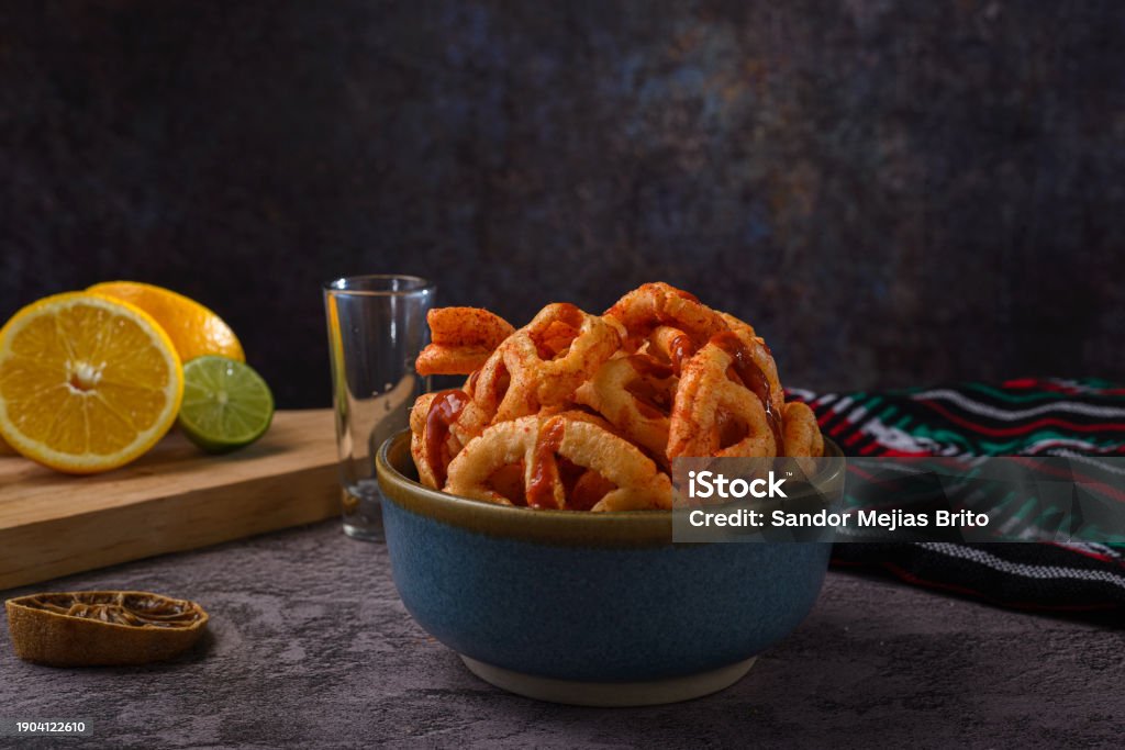 Chips De Trigo Mexicanos Fritos Con Salsa Picante Duritos Botana Típica Mexicana Foto De Stock Y