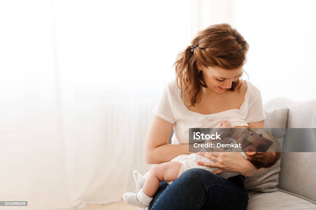 Photo Libre De Droit De Mère Joyeuse Allaitant Bébé Mignon Banque D