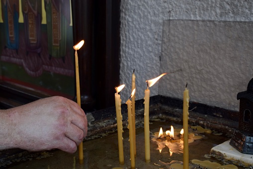 Tradisi Menyalakan Lilin Di Gereja Kristen Ortodoks Yunani Foto Stok Unduh Gambar Sekarang