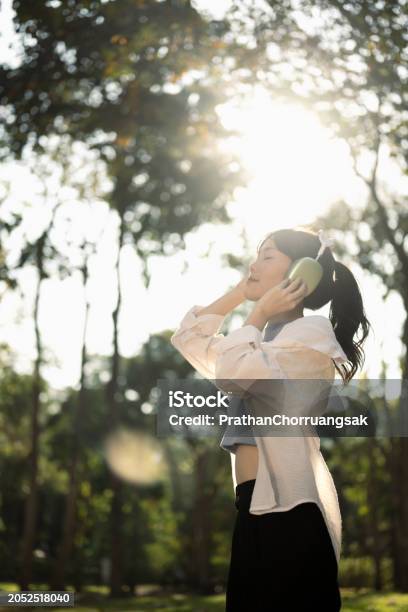 Potret Wanita Muda Mendengarkan Musik Dengan Headphone Dan Menghirup ... Potret Wanita Muda Mendengarkan Musik Dengan Headphone Dan Menghirup ...
