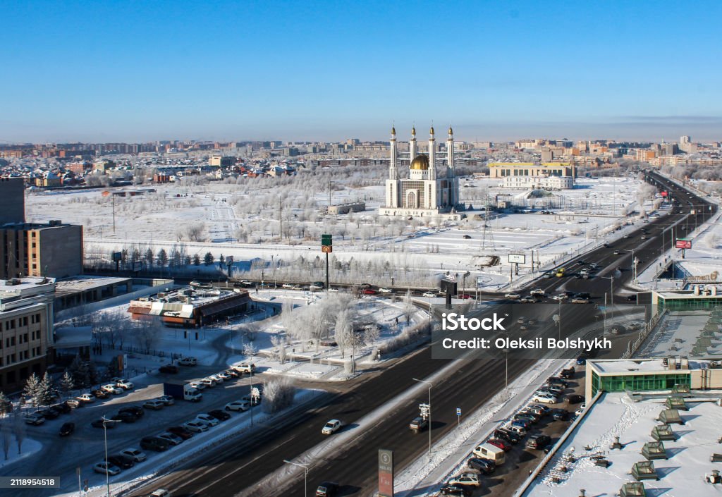 Kazajistán Ciudad De Aktobe Invierno Día Soleado Vista De La Calle Foto ... Kazajistán Ciudad De Aktobe Invierno Día Soleado Vista De La Calle Foto ...