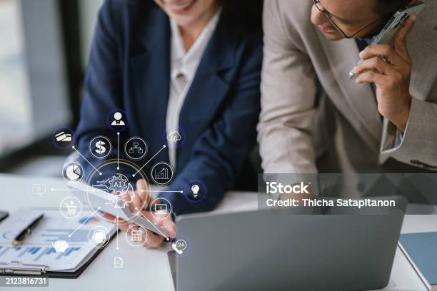 Proses Kerja Tim Tim Bisnis Menggunakan Kalkulator Untuk Menghitung