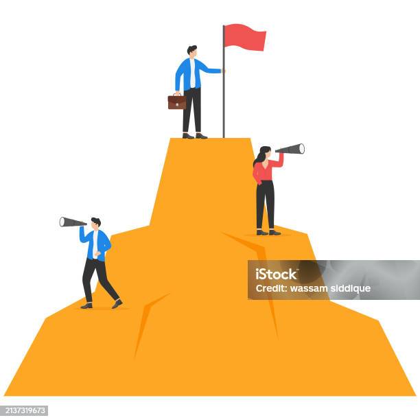 Orangorang Berdiri Di Puncak Gunung Dengan Bendera Kemenangan Konsep