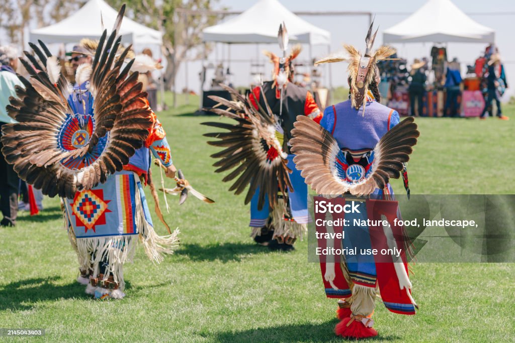 Powwow Native American Men In Full Regalia Chumash Day Powwow And