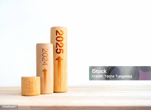 2025 2024 Und 2023 Neujahrskalendernummer Und Nach Oben Zeigende Pfeile ... 2025 2024 Und 2023 Neujahrskalendernummer Und Nach Oben Zeigende Pfeile ...