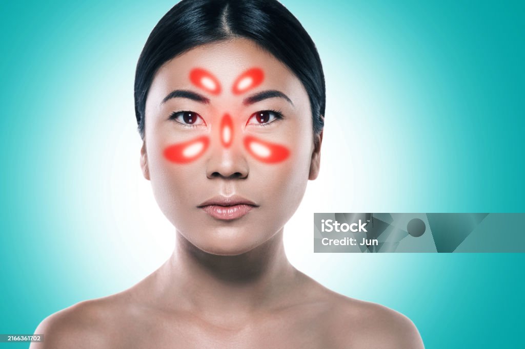 Mujer Asiática Con Síntomas De Sinusitis E Inflamación De La Membrana ... Mujer Asiática Con Síntomas De Sinusitis E Inflamación De La Membrana ...