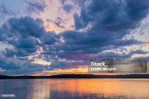 Matahari Terbenam Mendung Di Atas Danau Di Pegunungan Catskill New York ... Matahari Terbenam Mendung Di Atas Danau Di Pegunungan Catskill New York ...