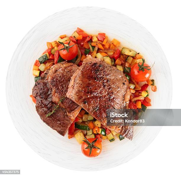 Ribeye 스테이크 볶은 야채 흰색 바탕에 그림자와 0명에 대한 스톡 사진 및 기타 이미지 0명 가지 채소 갈비 음식