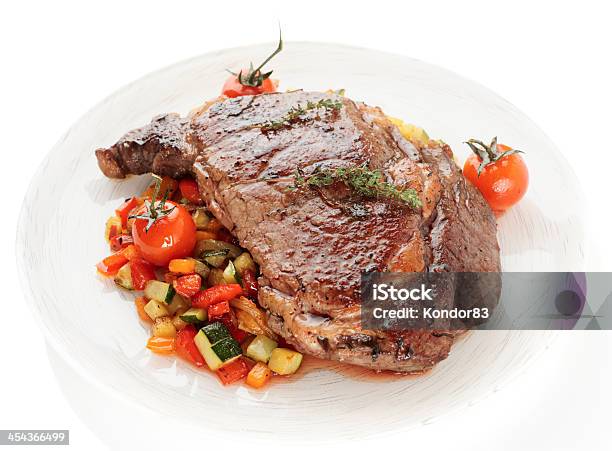 Ribeye 스테이크 볶음 야채면 흰색 바탕에 그림자와 꽃등심 스테이크에 대한 스톡 사진 및 기타 이미지 꽃등심 스테이크
