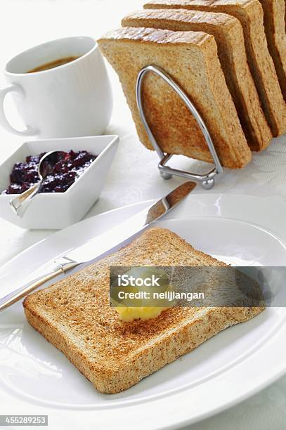Irisan Roti Coklat Panggang Dengan Selai Mentega Dan Cangkir Kopi Foto ... Irisan Roti Coklat Panggang Dengan Selai Mentega Dan Cangkir Kopi Foto ...