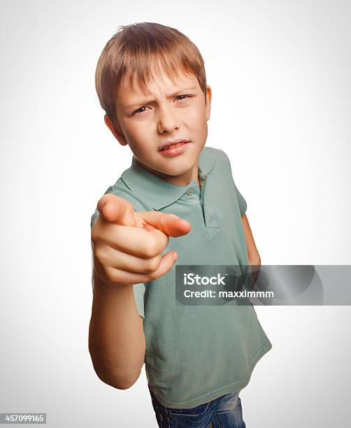 Angry 남자아이 쇼 그릐 손가락을 화면 악한 Emociones 감정에 대한 스톡 사진 및 기타 이미지 감정 겁먹은