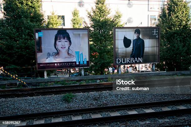 Iklan Jepang Di Papan Iklan Di Sepanjang Rel Kereta Foto Stok - Unduh ... Iklan Jepang Di Papan Iklan Di Sepanjang Rel Kereta Foto Stok - Unduh ...