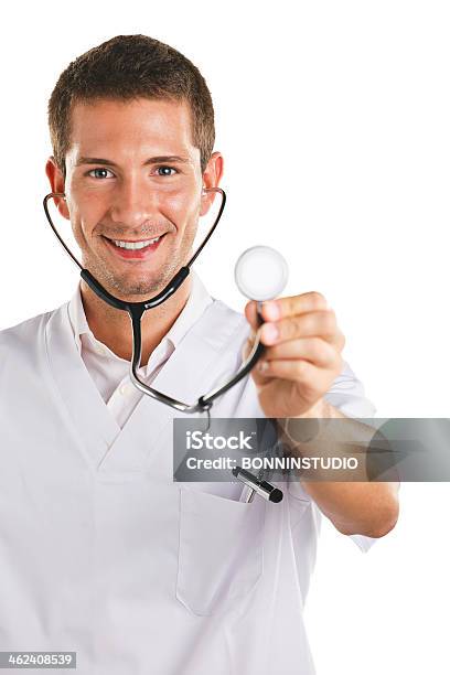 Dokter Medis Muda Menunjukkan Stetoskop Terisolasi Foto Stok - Unduh ... Dokter Medis Muda Menunjukkan Stetoskop Terisolasi Foto Stok - Unduh ...