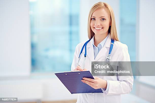 Potret Dokter Muda Yang Berdiri Di Rumah Sakit Foto Stok - Unduh Gambar ... Potret Dokter Muda Yang Berdiri Di Rumah Sakit Foto Stok - Unduh Gambar ...