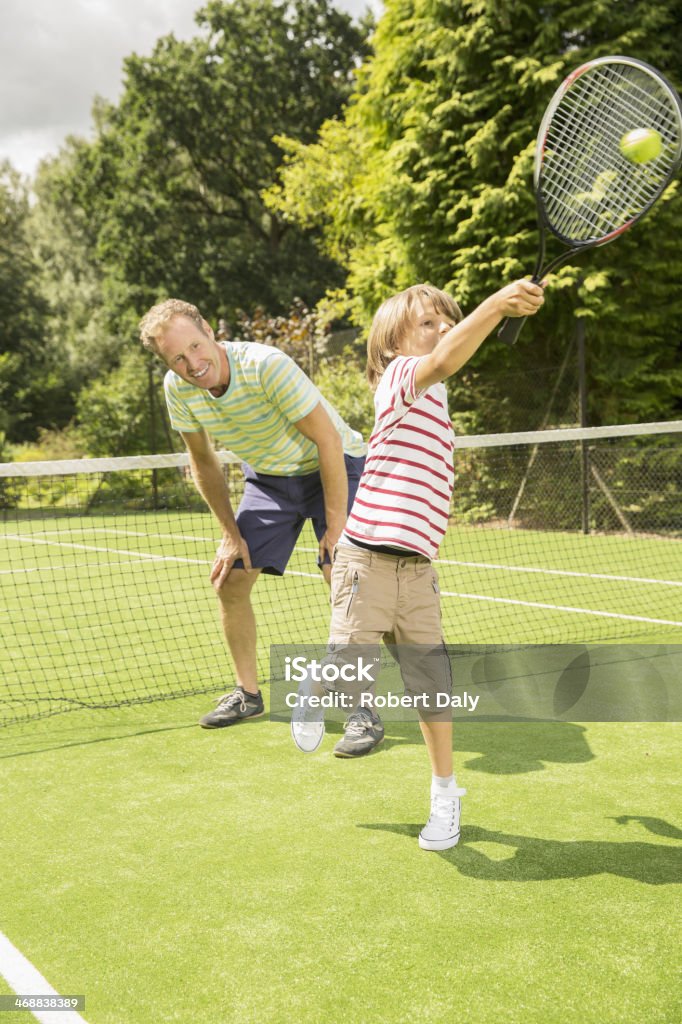 Photo Libre De Droit De Père Et Fils Jouant Au Tennis Sur Court Sur