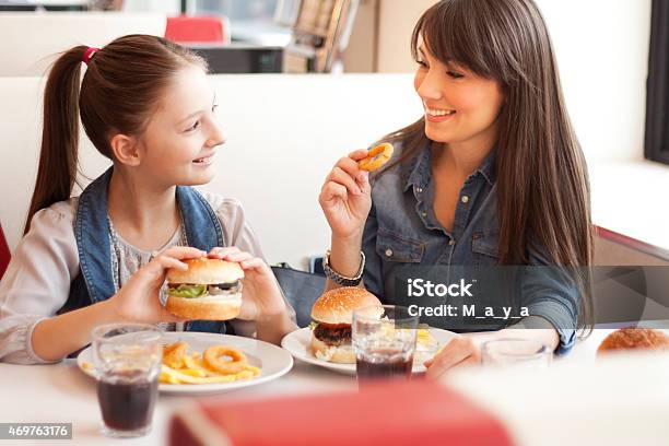 At Diner 레스토랑 가족에 대한 스톡 사진 및 기타 이미지 가족 레스토랑 햄버거 류 Istock