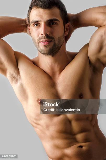 Foto De Perfeita Bodybuilder Com Abs Os Ombros Os Tríceps Bíceps