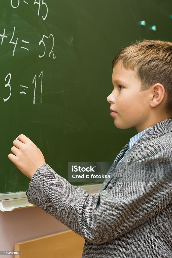 Niño En Edad Escolar Soluciona Ejemplos En Una Lección De Las ... Niño En Edad Escolar Soluciona Ejemplos En Una Lección De Las ...