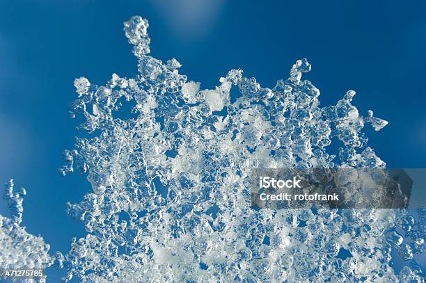 Snowflakes 한 지붕 창쪽 빙판 크리스탈잔 겨울에 대한 스톡 사진 및 기타 이미지 겨울 계절 녹기 Istock